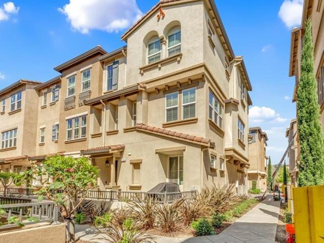 1153M L King Dr, Hayward, CA 94541