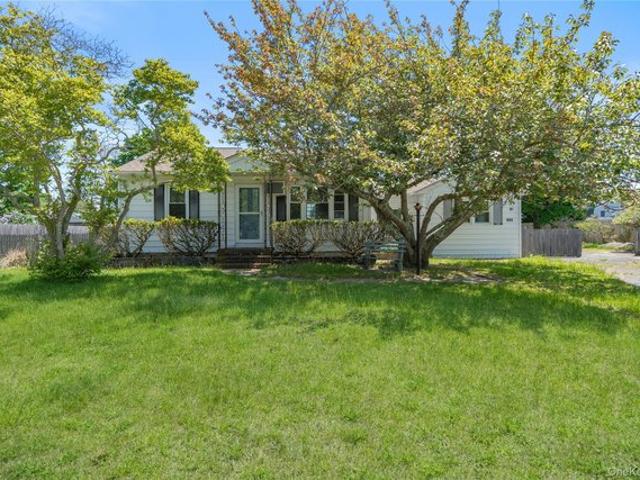 115 Chapel Ave, East Patchogue, NY 11772