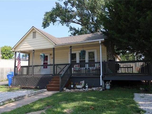115 E 4th St, Tonganoxie, KS 66086