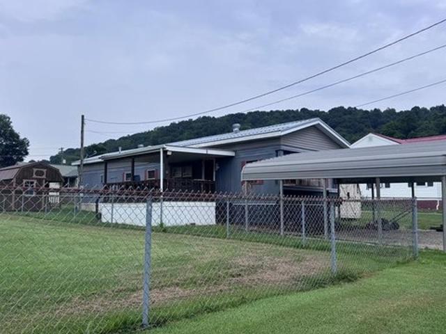 115 E Pollock St, Paden City, WV 26159