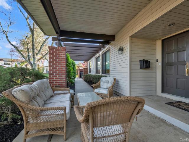 115 Eagles Crescent