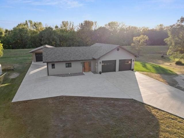 115 Lakeshore Dr, Columbus, NE 68601
