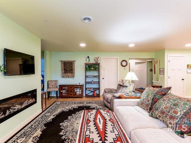 115 N Almon 201