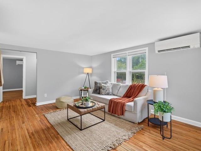 115 S Cedar St, Chaska, MN 55318