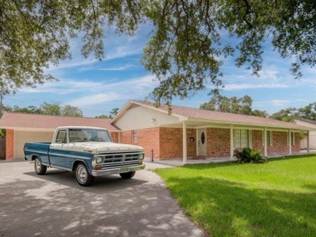 115 S Cedar St, Lake Jackson, TX 77566
