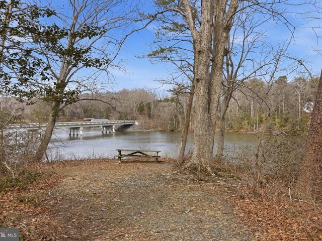 115 Waterside Ln