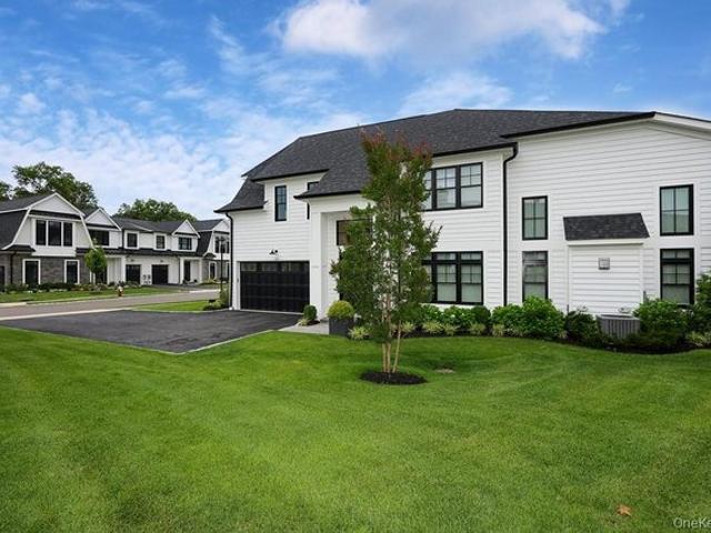 115 Three Ponds Ln E, Woodbury, NY 11797