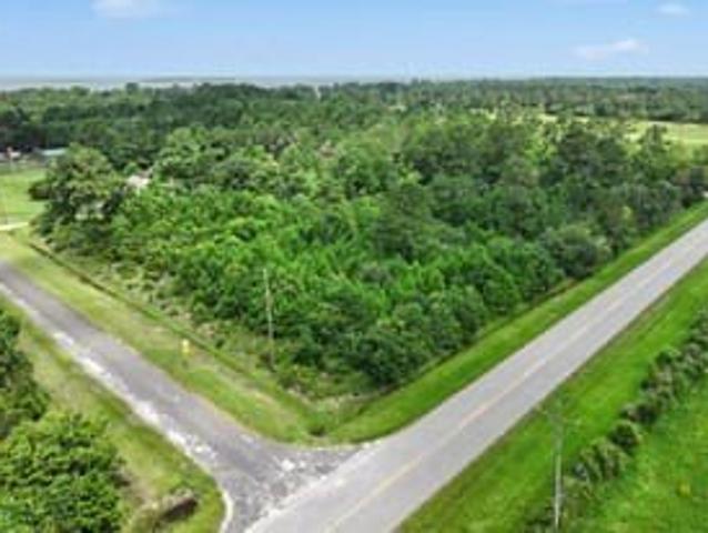 1166 Channelview Rd, Anahuac, TX 77514
