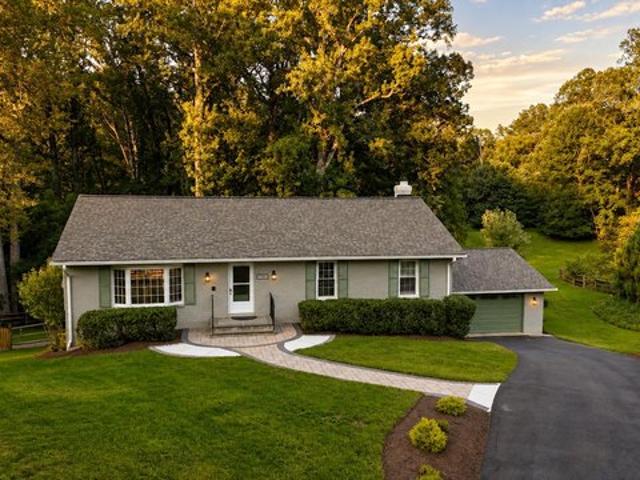 11600 Helmont Dr, Oakton, VA 22124