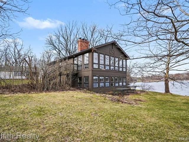 11616 Hall Rd, Hamburg Township, MI 48189