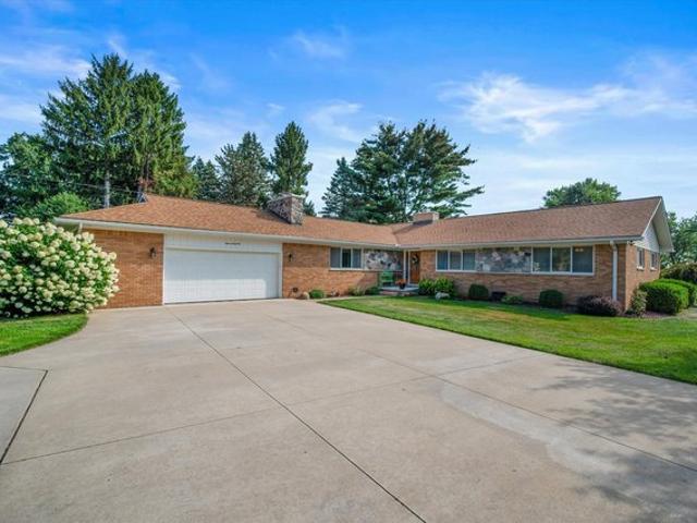 1161 Fox Hills Dr, Howell, MI 48843