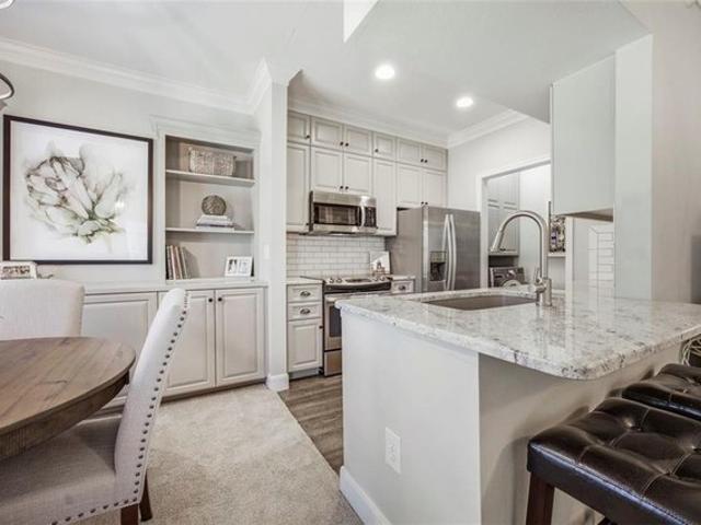 11622 Tomahawk Creek Pkwy Apt E, Leawood, KS 66211