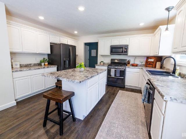 1162 W Thornridge Way