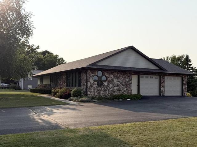 116 Colonial Dr, Saint Nazianz, WI 54232