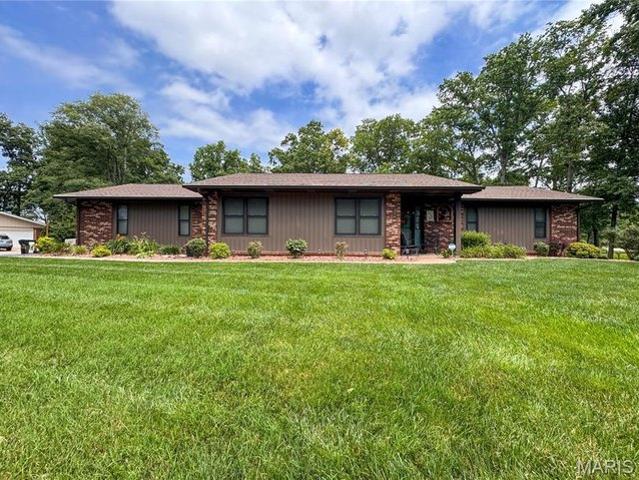 116 Lakewood Dr, Columbia, IL 62236