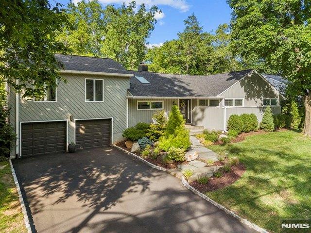 116 Saddlewood Dr, Hillsdale, NJ 07642