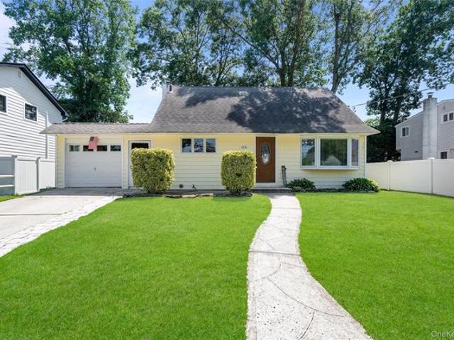 116 Spruce St, Massapequa Park, NY 11762