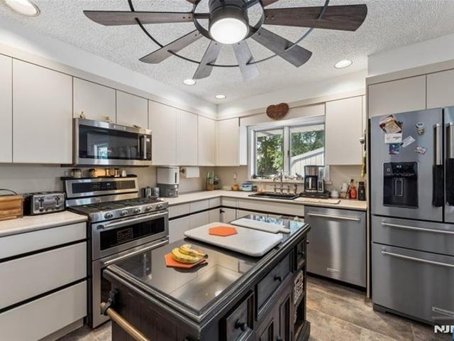 116 Pasadena Ave, Hasbrouck Heights, NJ 07604