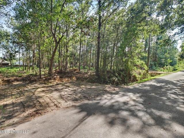 116 Robinson St, Pass Christian, MS 39571