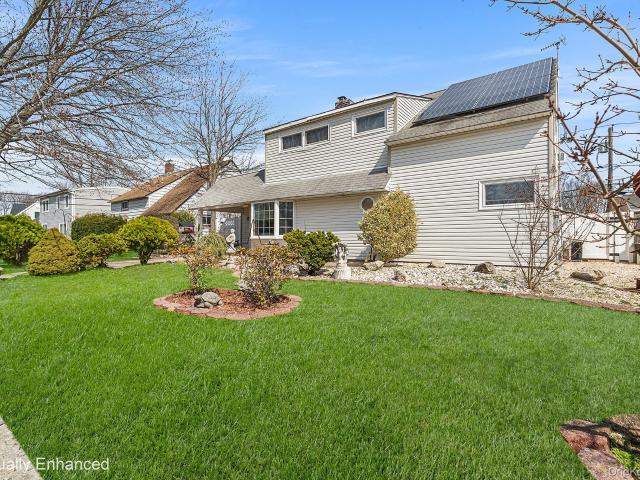 116 Red Maple Drive N