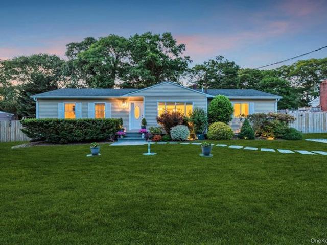116 W Tiana Rd, Hampton Bays, NY 11946