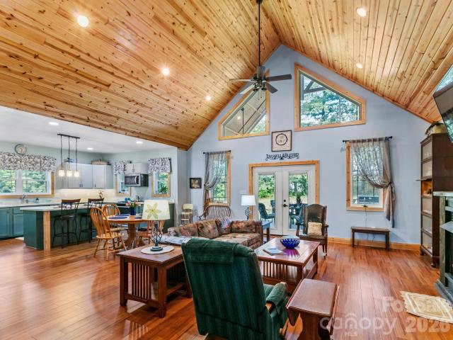 116 W Hiawatha Court