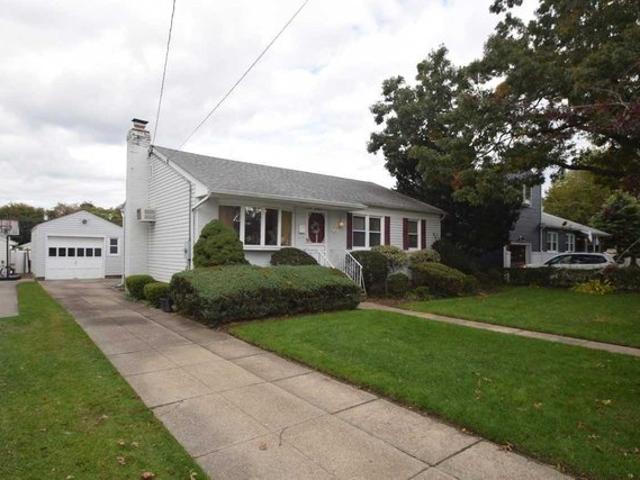 116 Woods Ave, Malverne, NY 11565