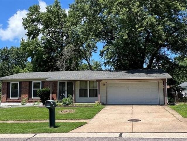 11747 Vizcuya Ct, Florissant, MO 63033