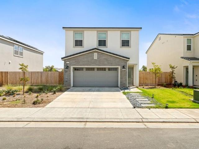 1174 Granite Dr W, Madera, CA 93636