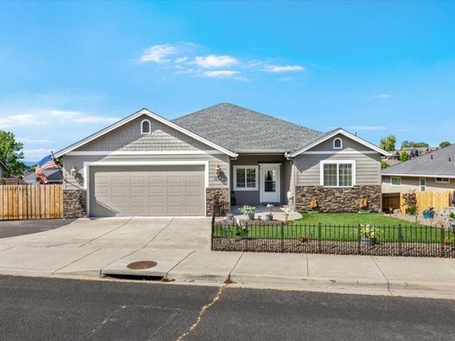 1174 Highlands Dr, Eagle Point, OR 97524