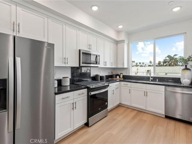 1174 Santo Antonio Dr, Colton, CA 92324