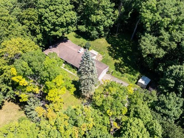 1176 Greenway Ln, Farmington, WI 53090