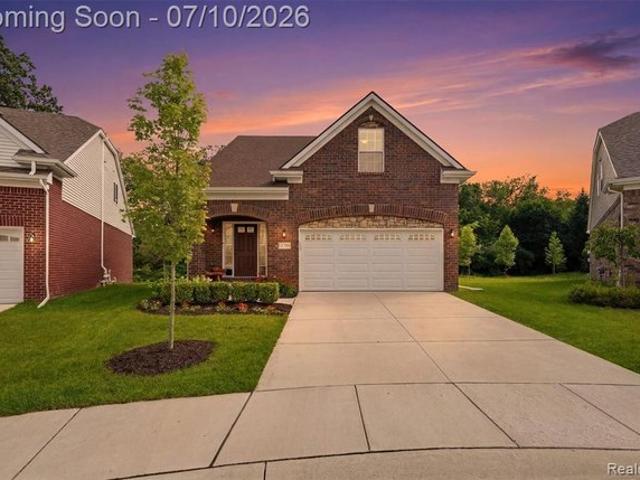 11789 Hines Place Dr, Livonia, MI 48150