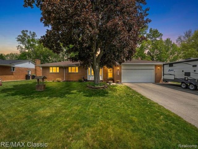 11789 Julia Dr, Green Oak Township, MI 48189
