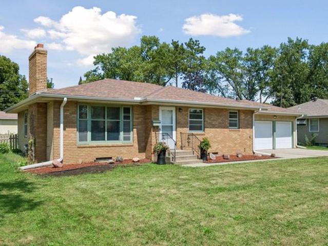 1171 Shryer Ave W, Roseville, MN 55113