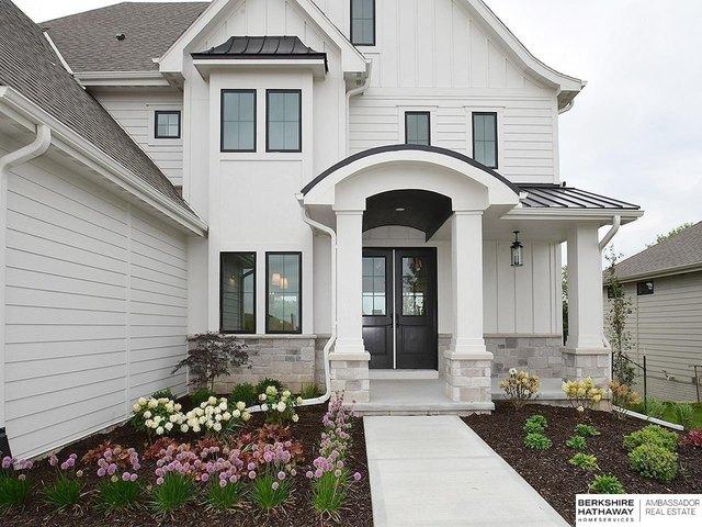 11720 Superior Dr, Papillion, NE 68046