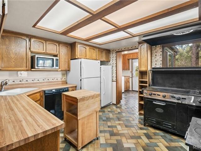 1172 Or 1160 1/2 Mound St, Big Bear City, CA 92314