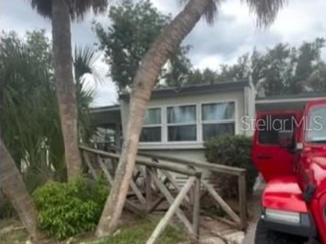 11734 Hickory Ln, Tavares, FL 32778