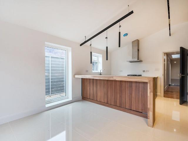 117 Bloomfield Road, Woolwich, London SE18, 2 bed flat to rent, £1,950 pcm | PrimeLocation