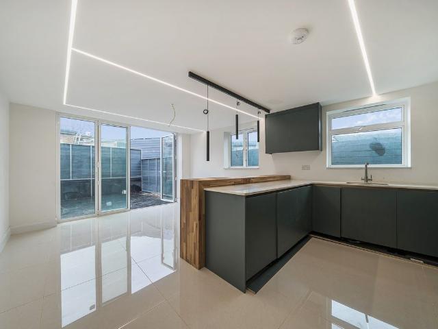117 Bloomfield Road, Woolwich, London SE18, 2 bed flat to rent, £2,000 pcm | PrimeLocation