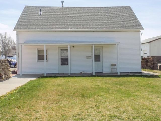 117 W 5th Ave, Holdrege, NE 68949