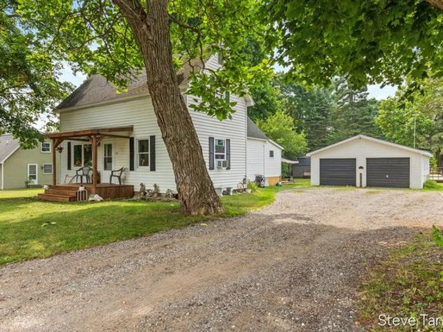 117 W Pine St, Edmore, MI 48829