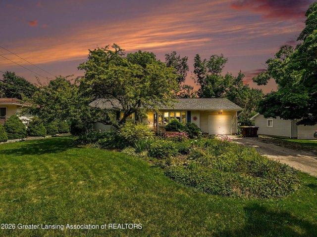 117 Woodhaven Dr, Lansing, MI 48917