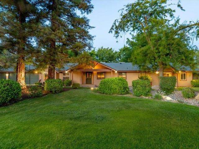 1185 N Locan Ave, Clovis, CA 93619