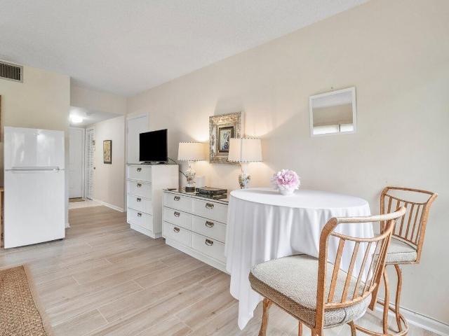 11863 Wimbledon Circle, 427, Wellington, FL