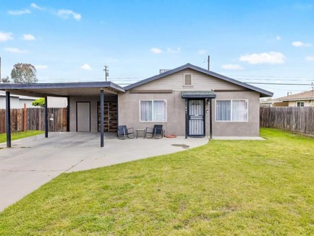 11861 Chris Ln, Hanford, CA 93230