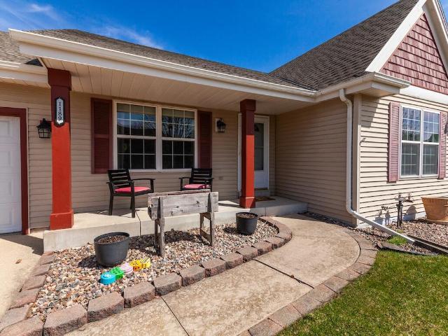 1189 Mockingbird Dr, Oconomowoc, WI 53066 | MLS #1956 | Compass