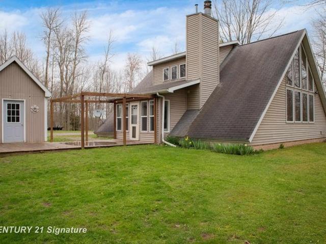1180 Winding Wood Dr, Farwell, MI 48622