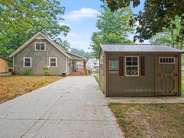 11815 N Shore Dr, Lake, MI 48632