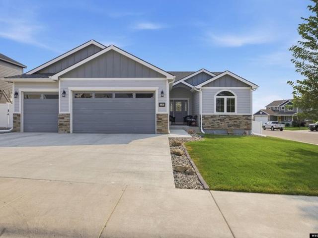 1181 River Heights Dr, Mills, WY 82604